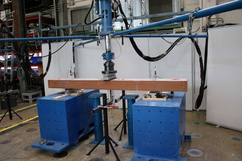 Bending tests for FFU sleepers at low temperature | TerraRail | Tampere ...